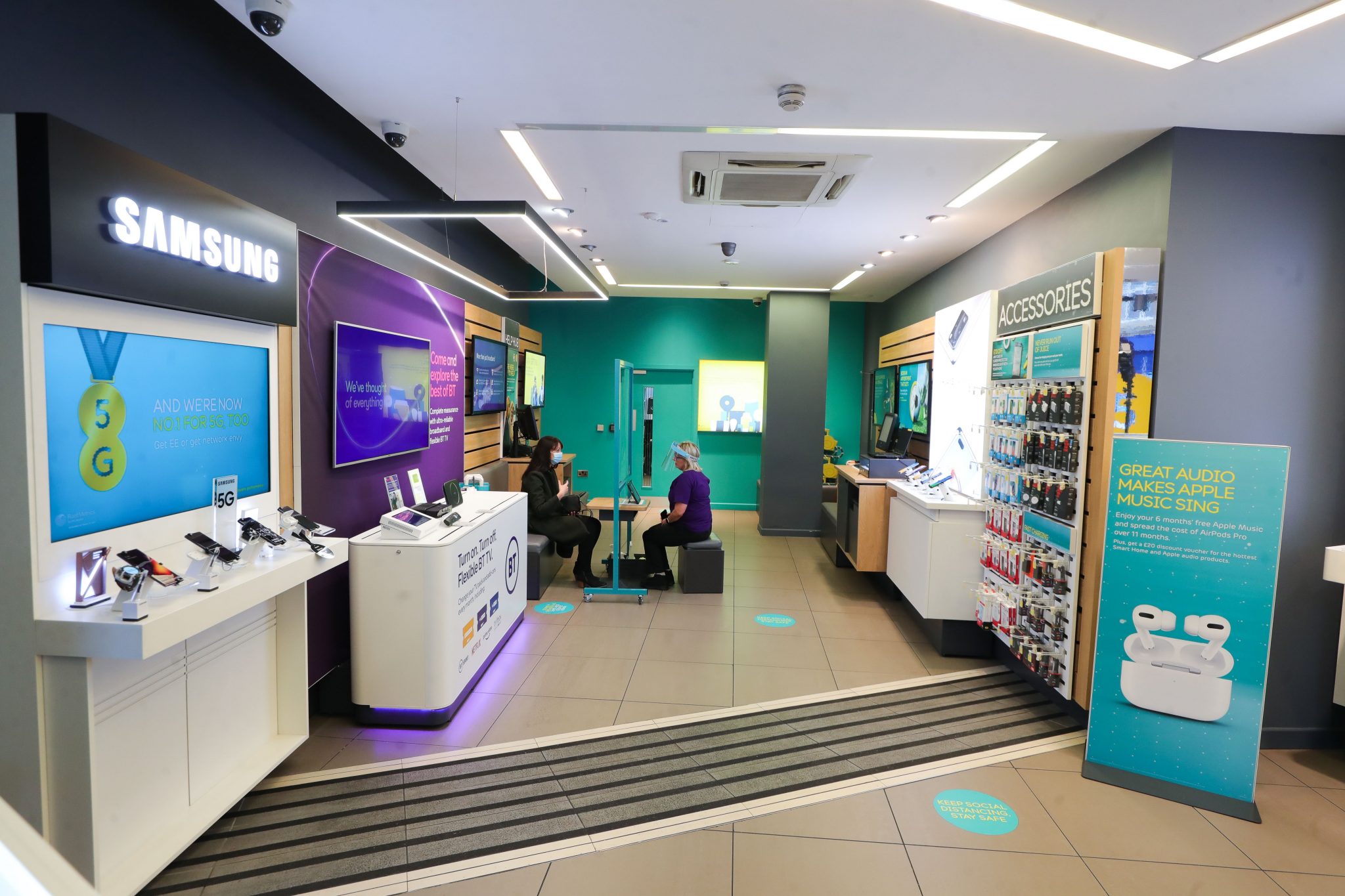 EE offer in store repair service to customers – MobileManDan